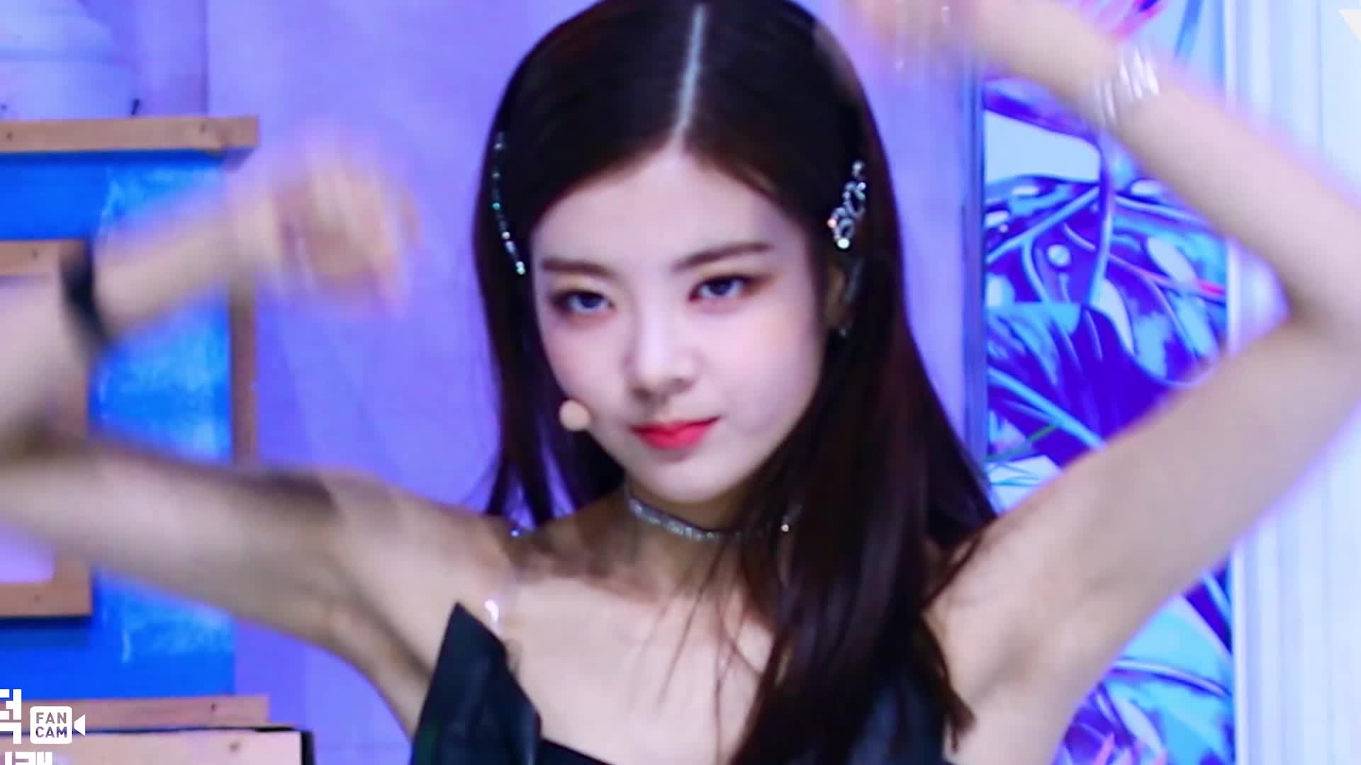 ITZY - Lia(2) | Scrolller