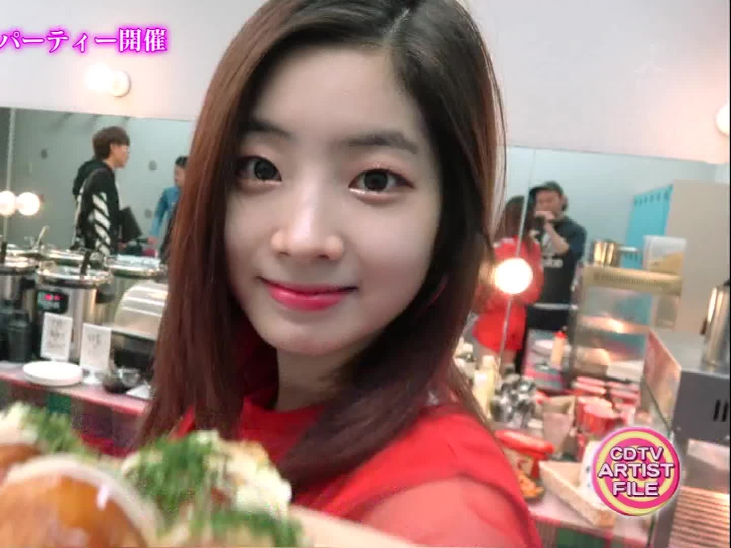 Dahyun tries to eat a very hot takoyaki | Scrolller