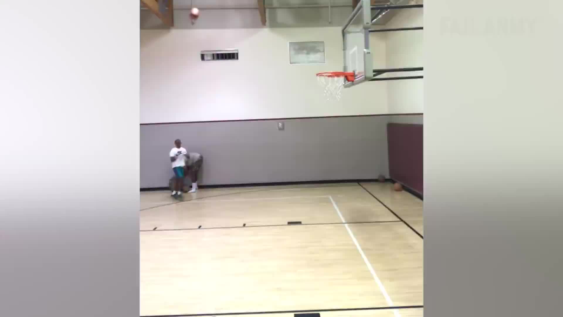 Slam dunk! | Scrolller