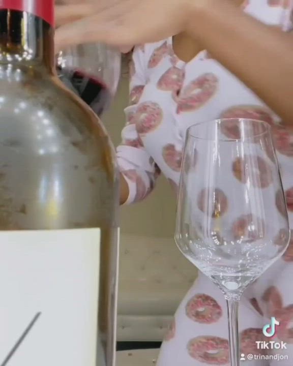 Naomi's big fat ass jiggling. 🤤 | Scrolller