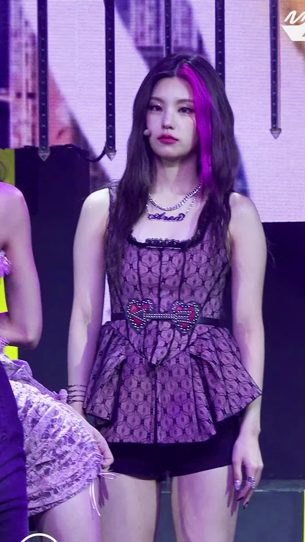 210930 Yeji 'LOCO' MPD Fancam @ M Countdown | Scrolller