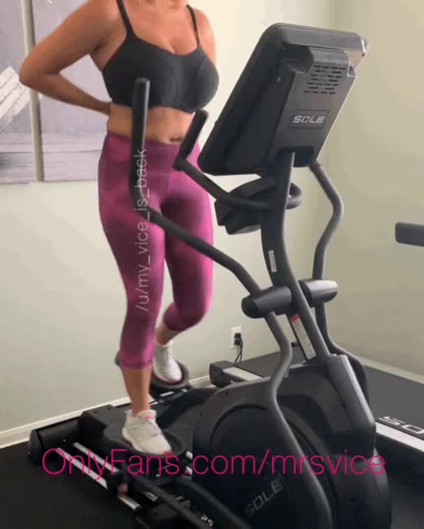 Running an end of summer special for my OnlyFans! Come take a look 😜😘 | Scrolller