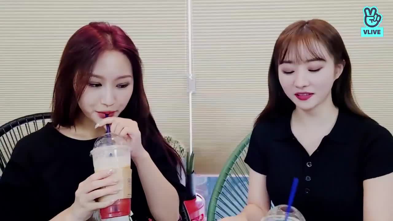 Siyeon's reaction to her drink | Scrolller