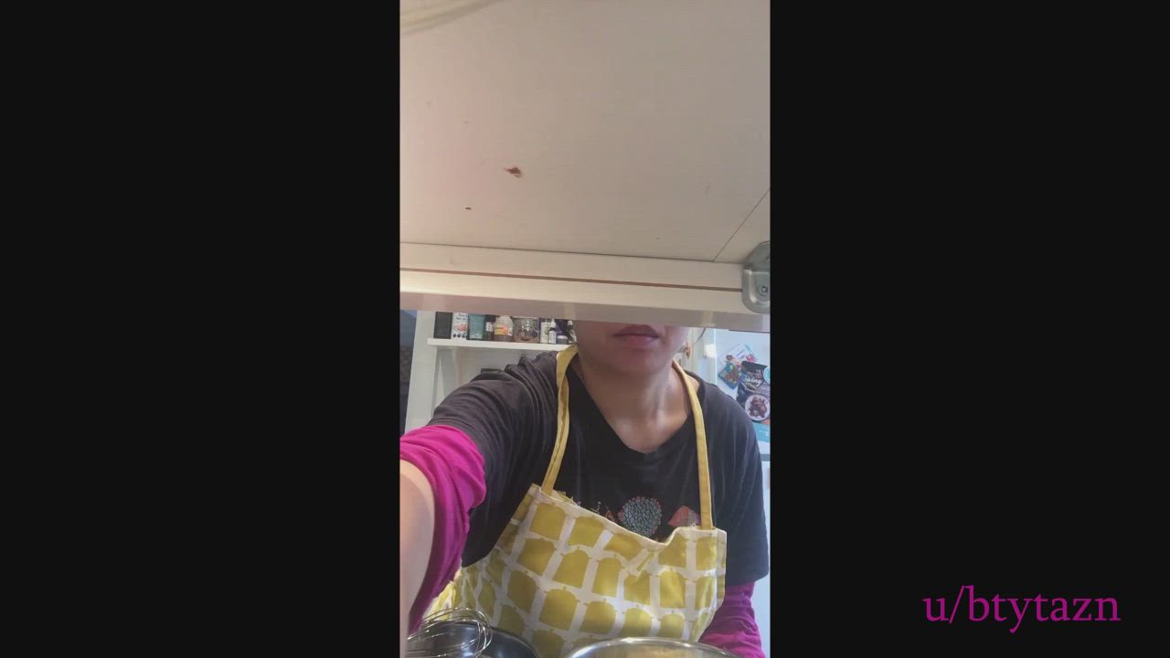 A sneaky flash in the kitchen while I bake and my roommate works on the other side of the wall ...