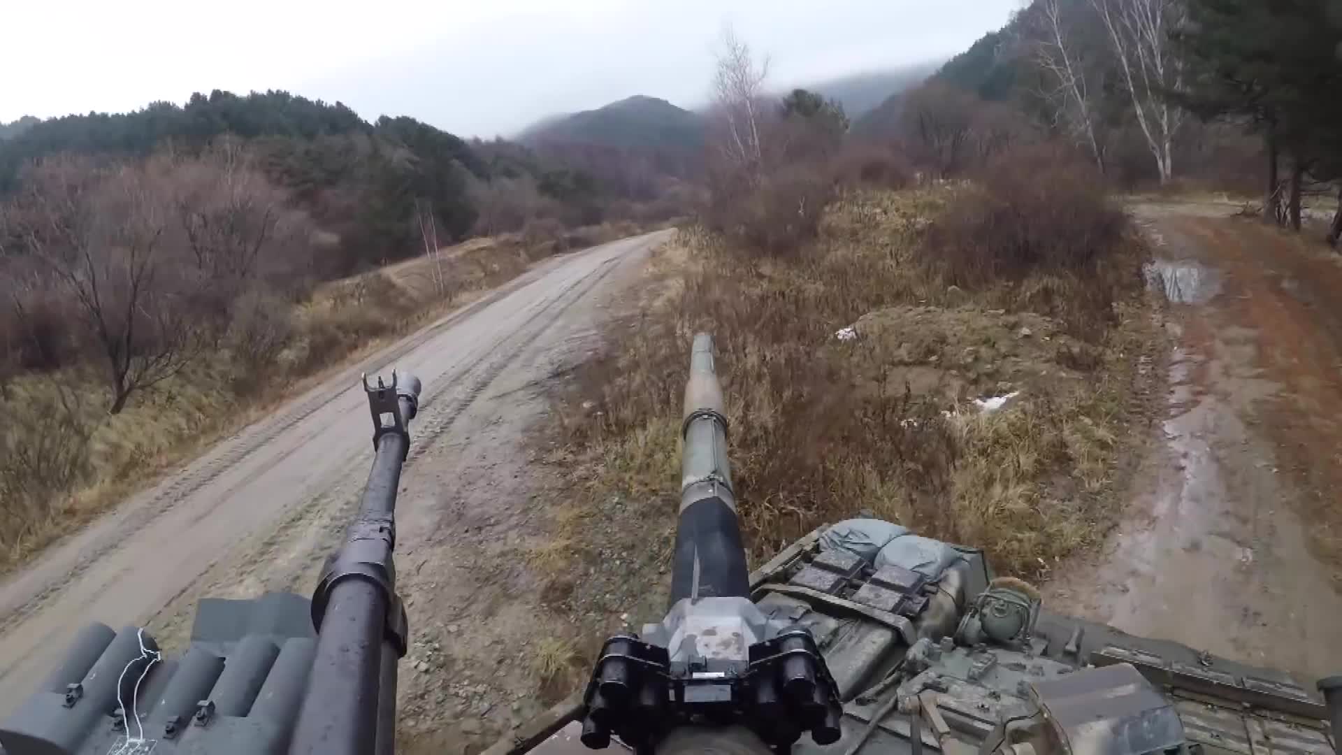 South Korean T-80U and K1E1 tanks during a recent wargame | Scrolller