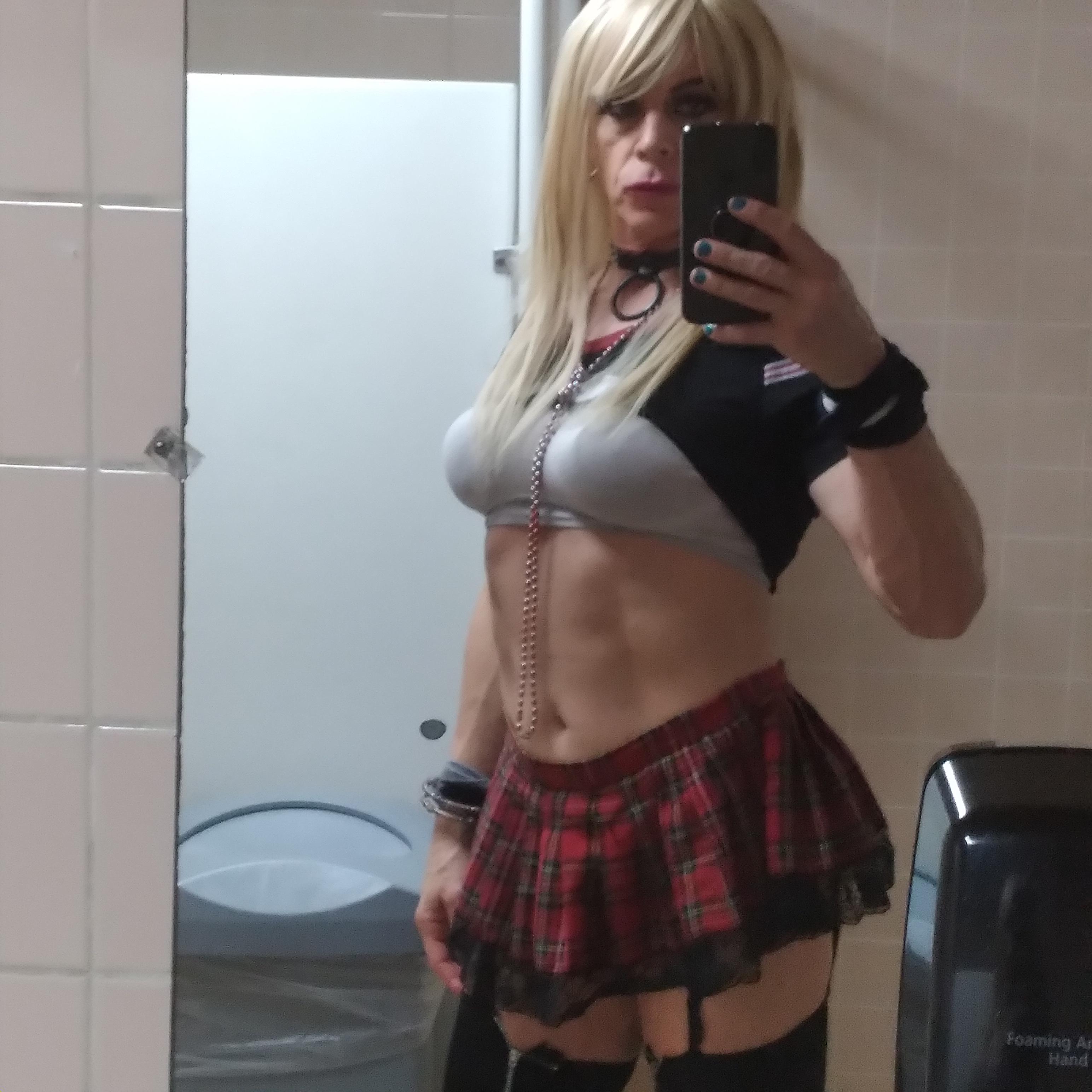 2 blond n dumb so teacher told me to go to detention in Mens room and wait for him | Scrolller