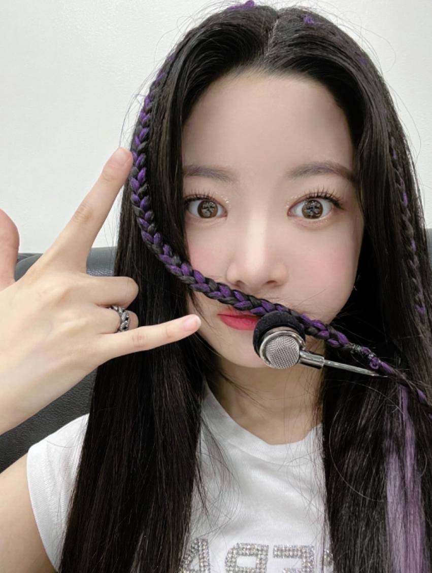 220511 LE SSERAFIM Weverse Update // Eunchae | Scrolller