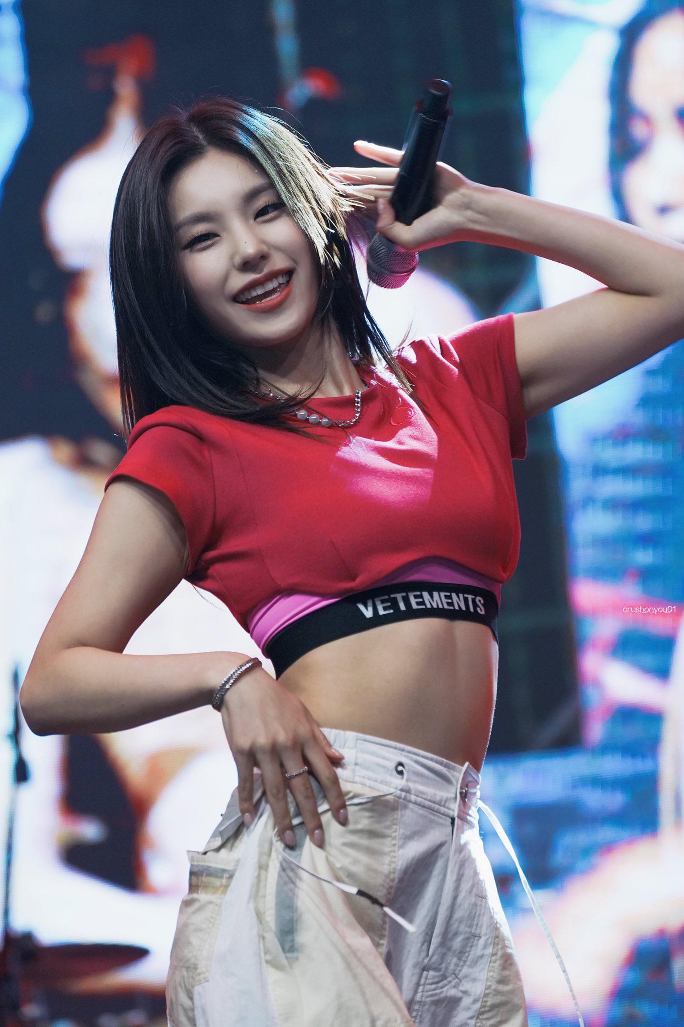 220929 Yeji | Scrolller