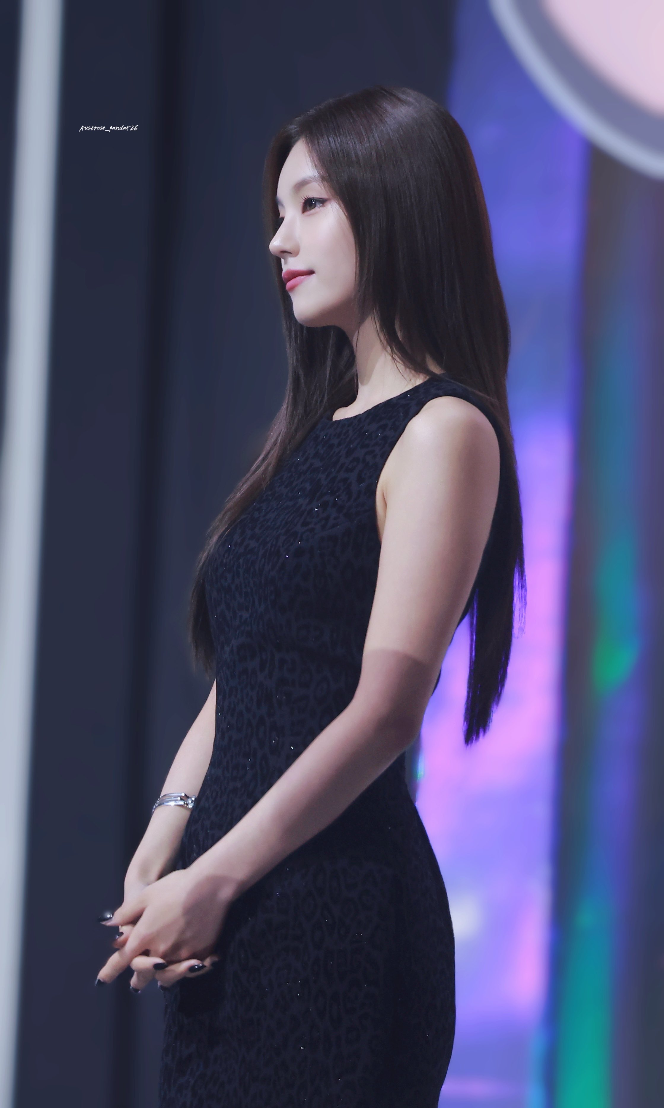 221008 Yeji | Scrolller