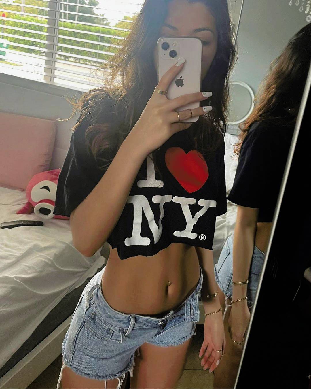 [22F] your entertainment | Scrolller