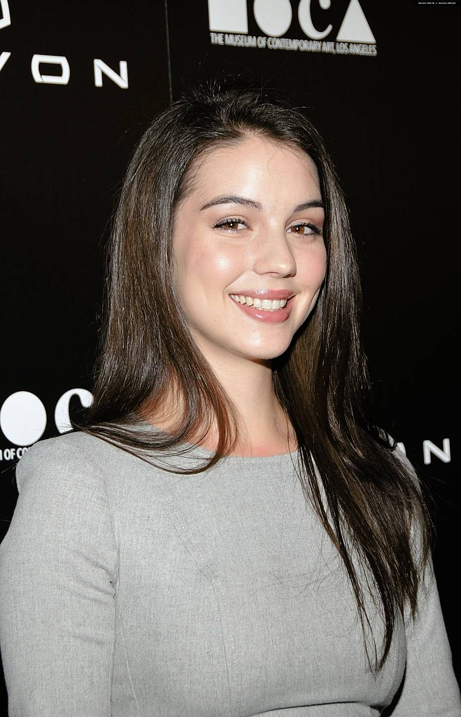 Adelaide Kane | Scrolller