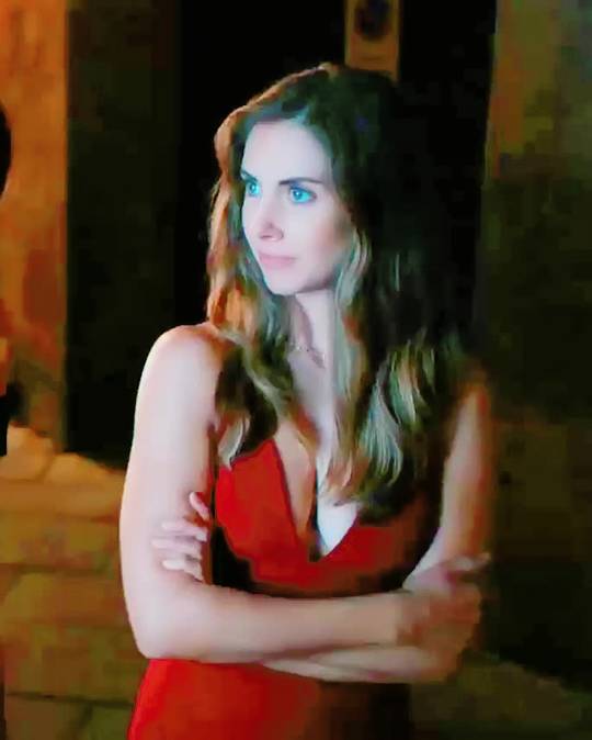 Alison Brie | Scrolller