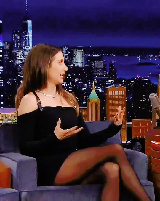 Alison Brie Scrolller
