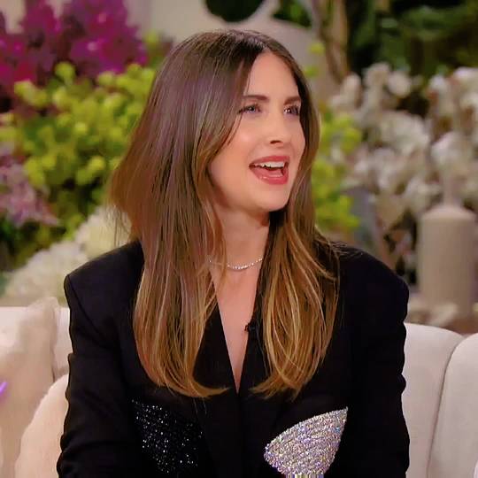 Alison Brie adorable on the Jennifer Hudson Show | Scrolller