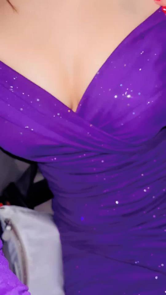 Always Desperate to Flaunt her Cleavage | Scrolller