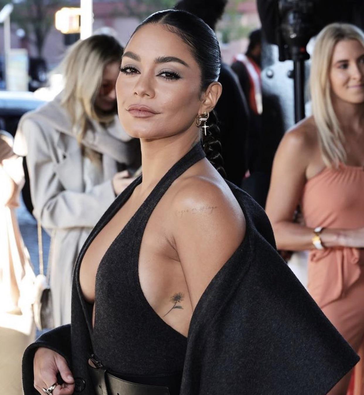 amazing cleavage | Scrolller