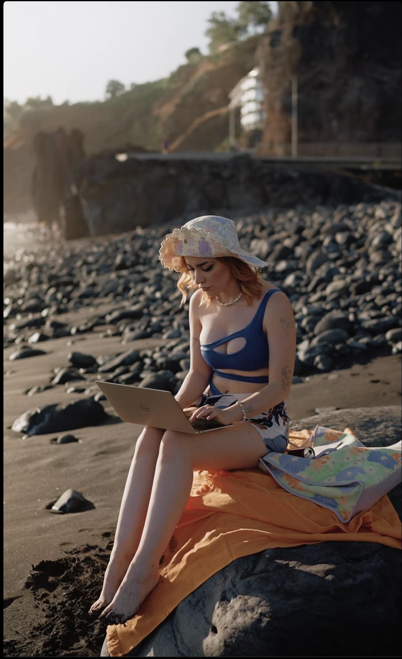 Anni am Strand | Scrolller