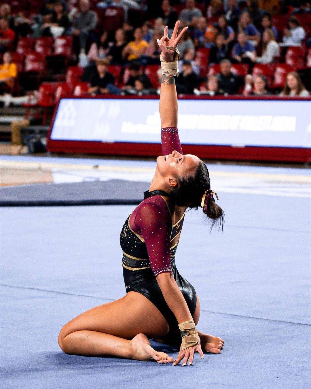 Arianna State gymnast Jada Mangahas on her knees | Scrolller