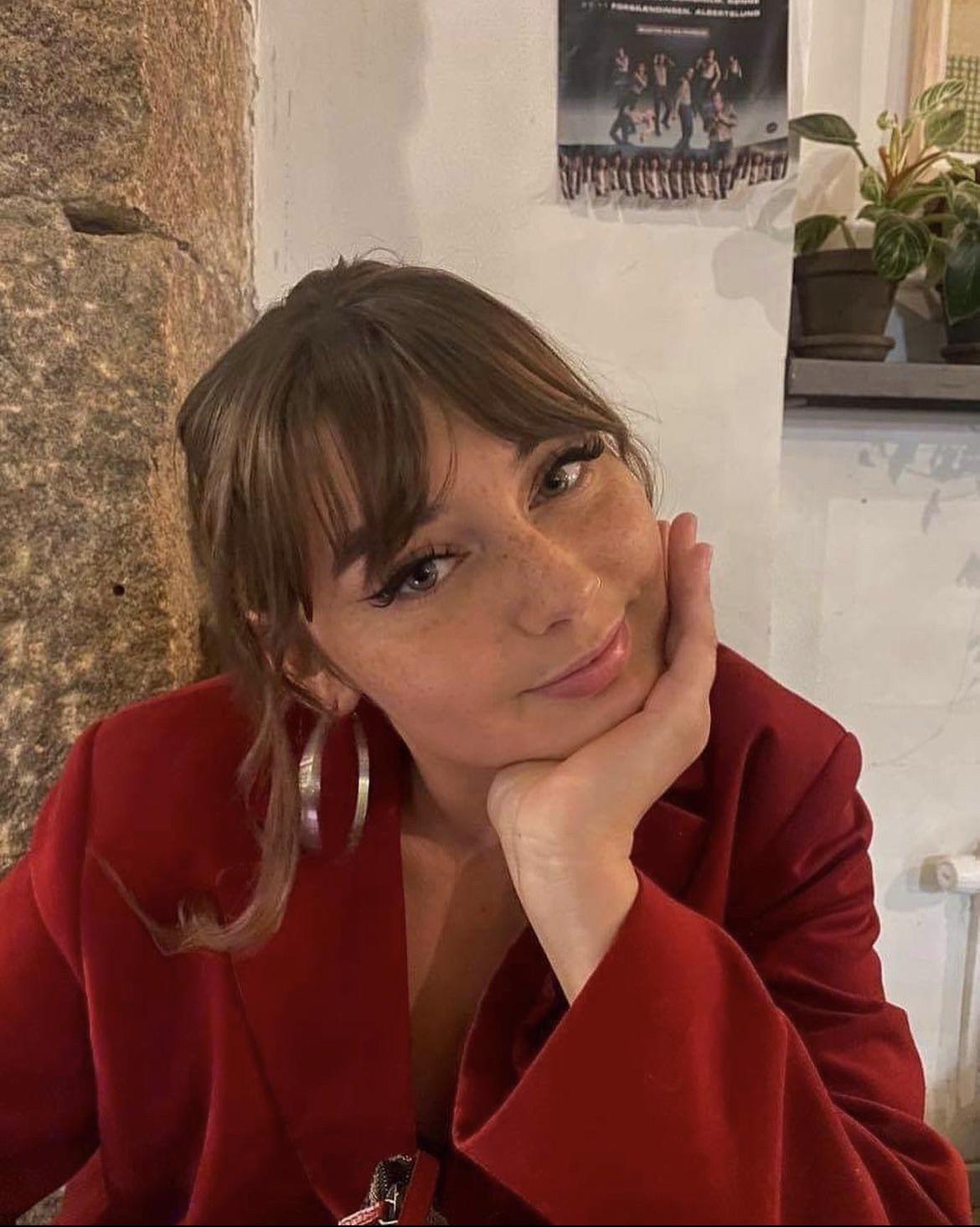 Arrows up if you are below 7inches and say yes | Scrolller