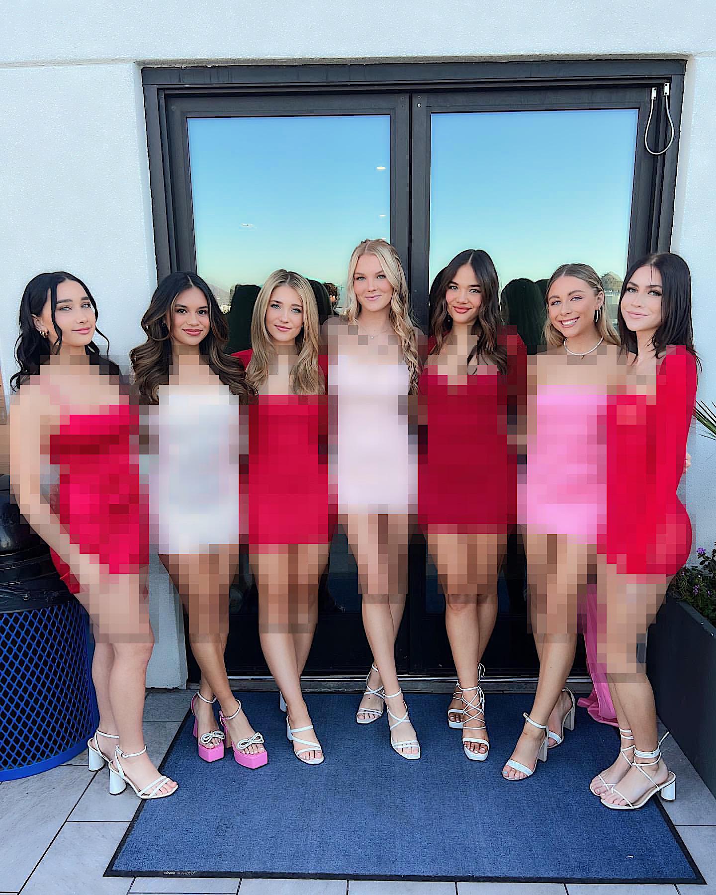 At least you can still see their faces and feet…. | Scrolller