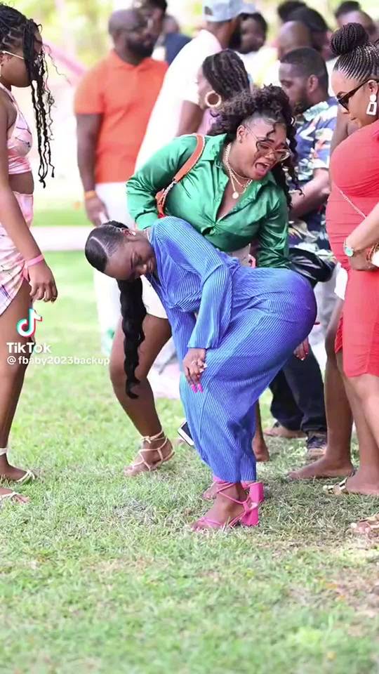 Aunty humping her friend | Scrolller