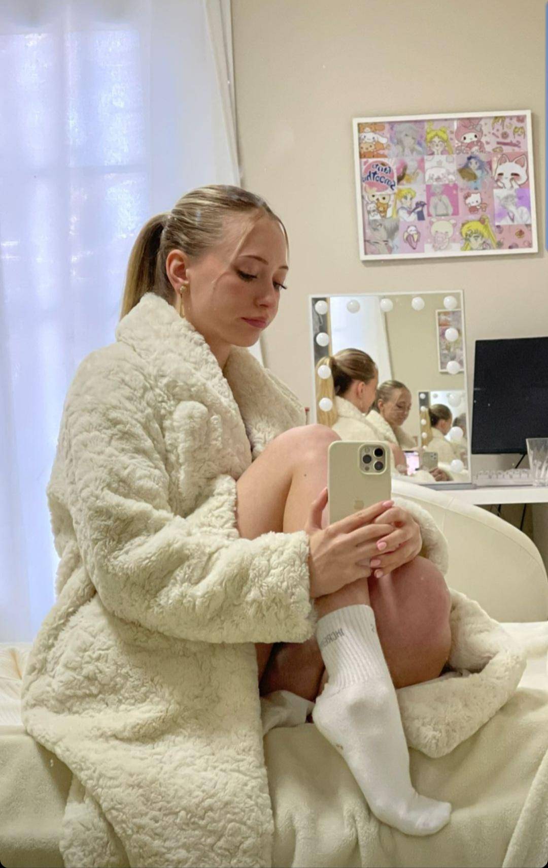 Bedroom Mirror Selfie | Scrolller