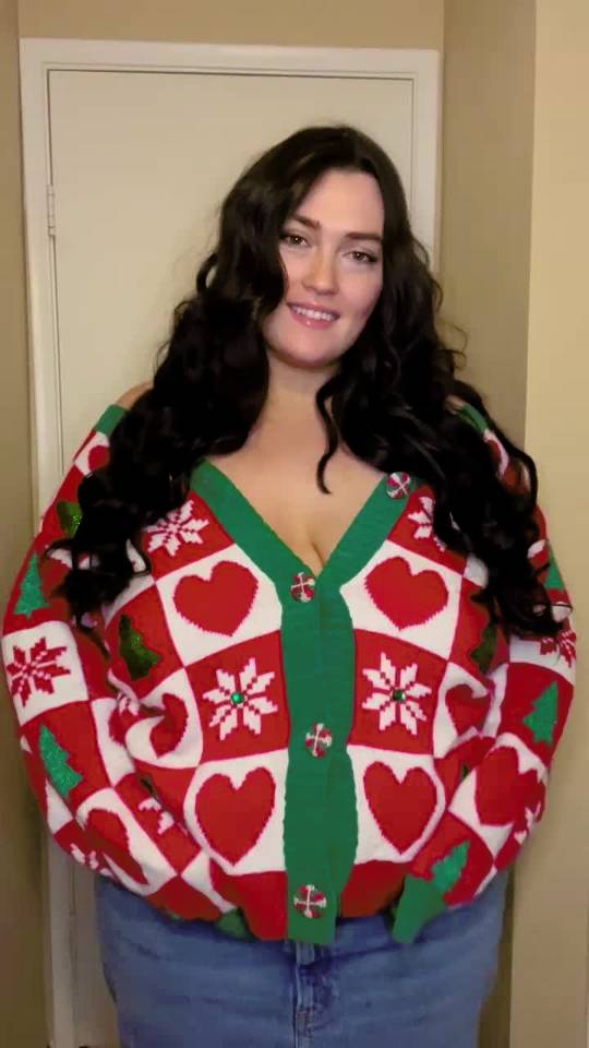 Belly drop in my fave xmas sweater | Scrolller