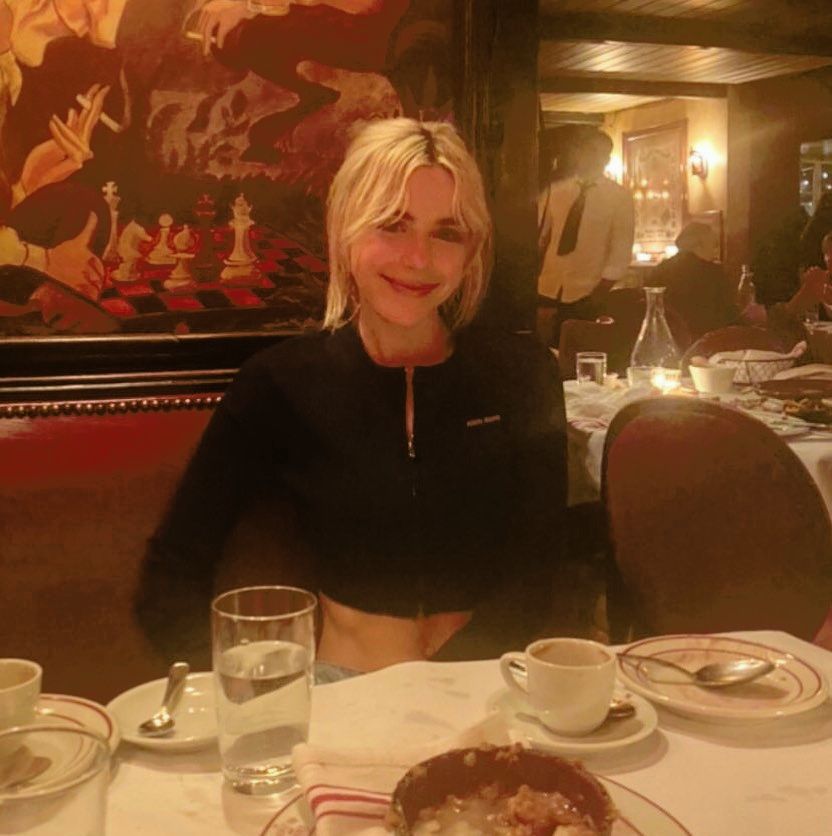 Belly free in a Restaurant | Scrolller