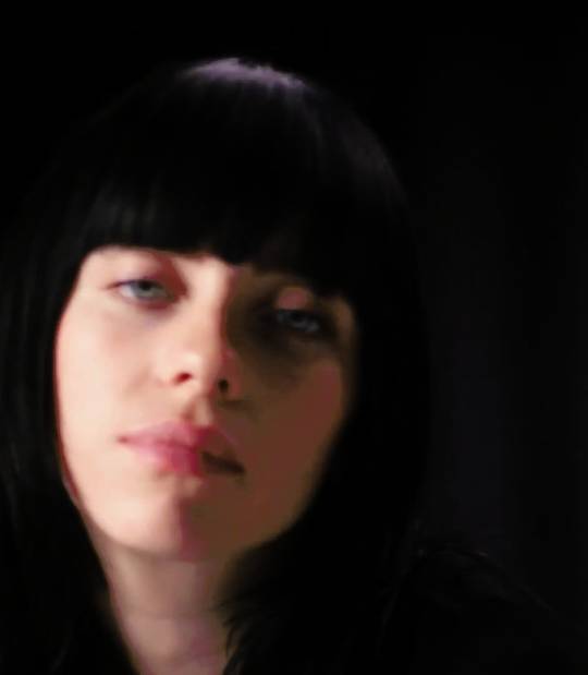 Billie adjusting her hair | Scrolller