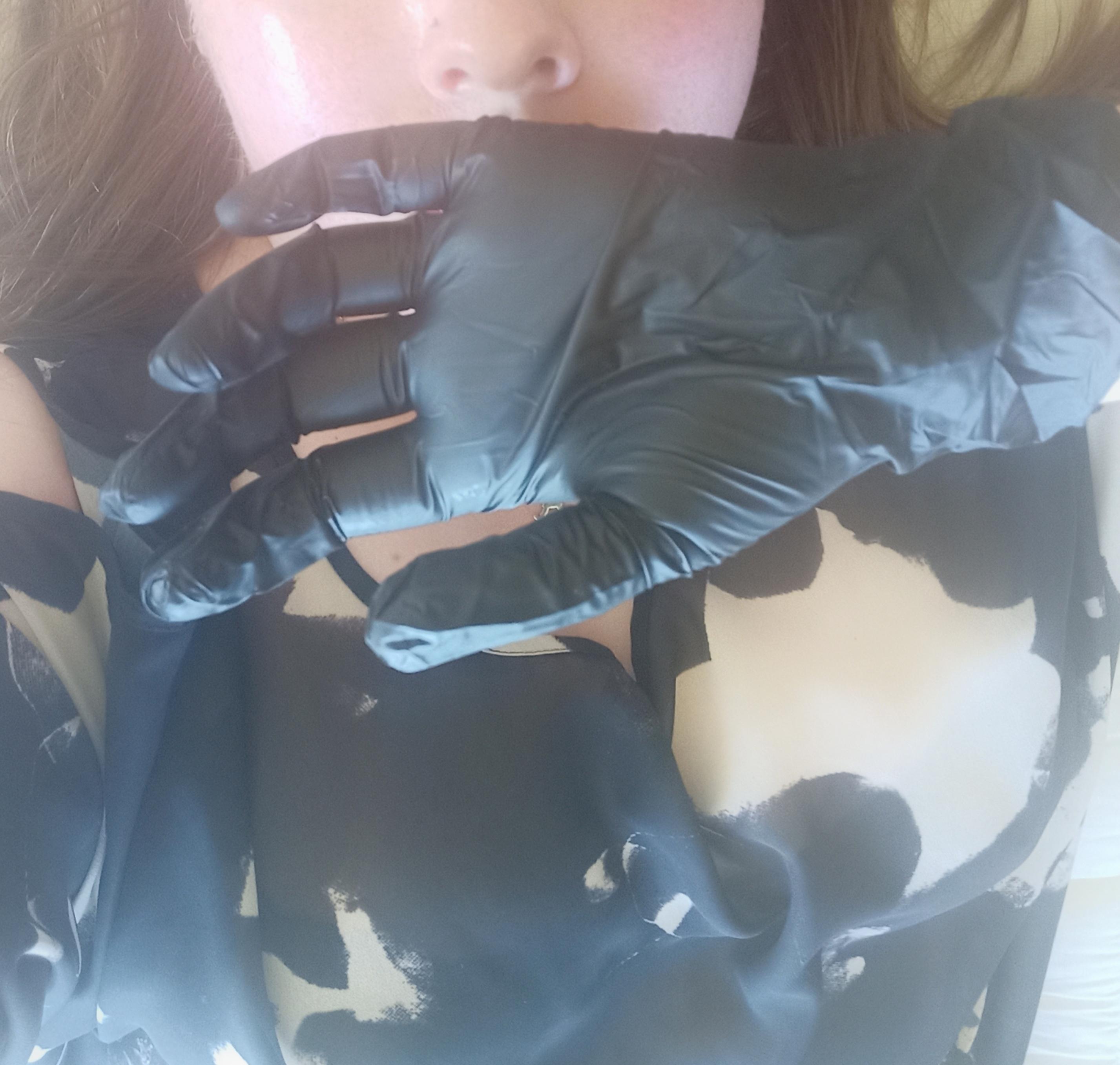 Black gloves 🧤 ️ | Scrolller