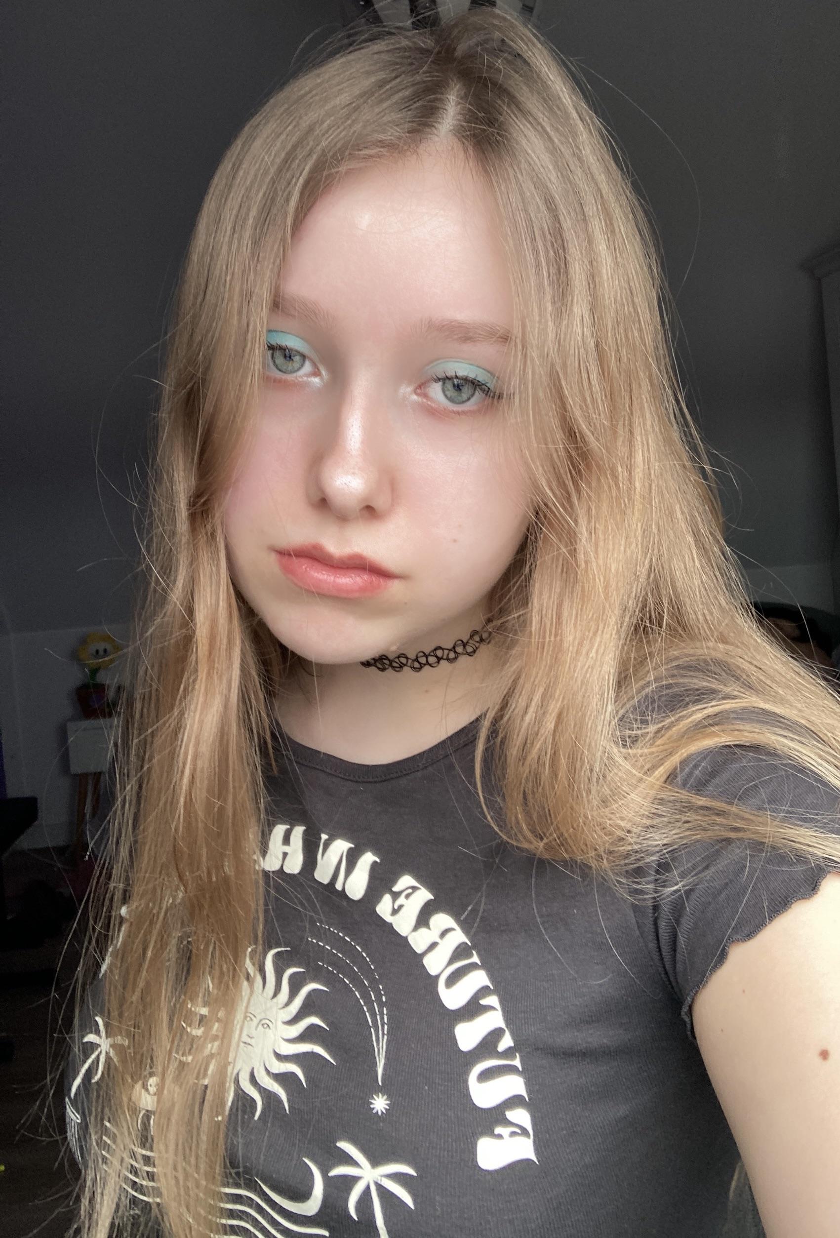 Blue eyeshadow, green eyes ☺️ | Scrolller