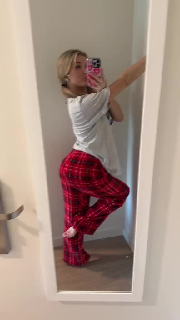 Breckie Hill - Booty reflection 2 | Scrolller