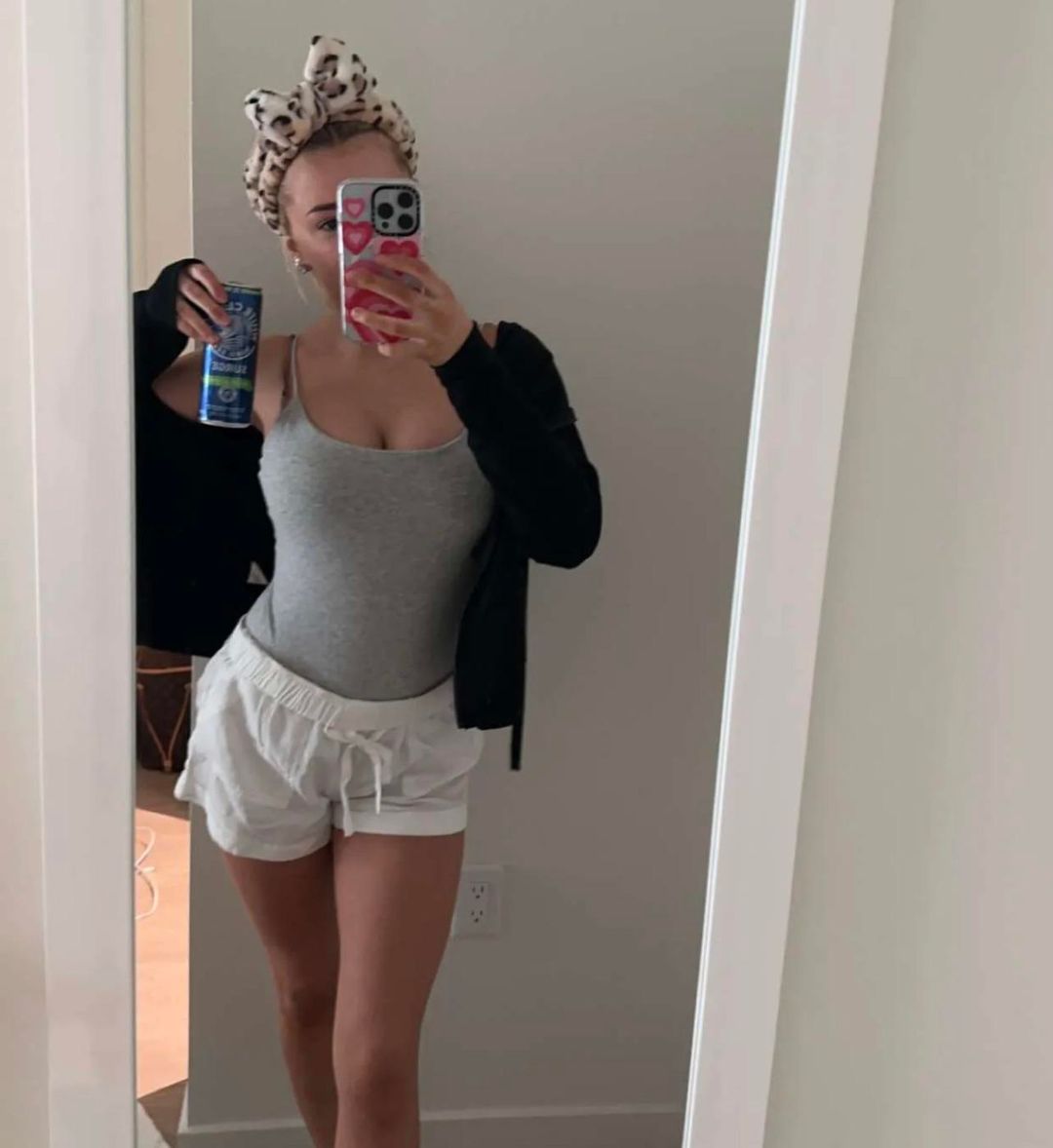 Breckie Hill - Mirror selfie | Scrolller