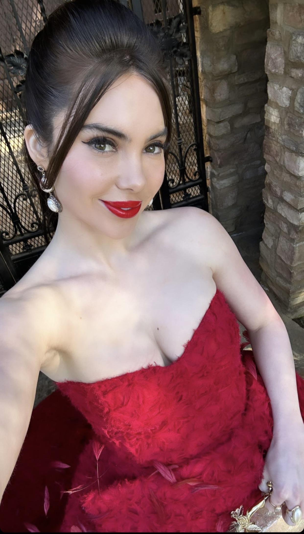 Bright red dick sucking lips | Scrolller