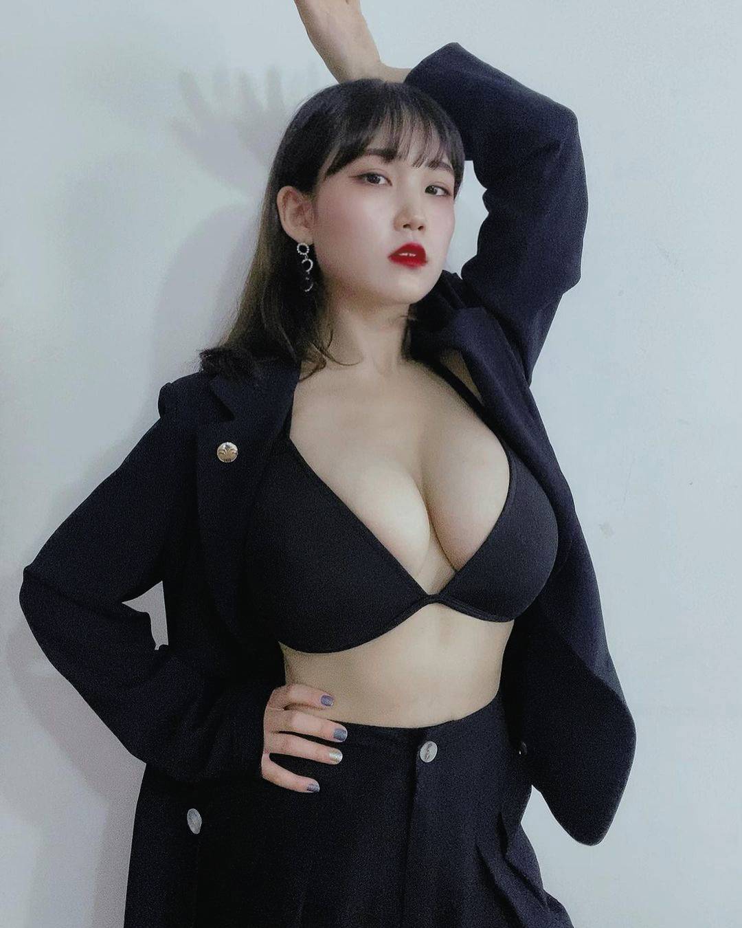 Busty black bra | Scrolller