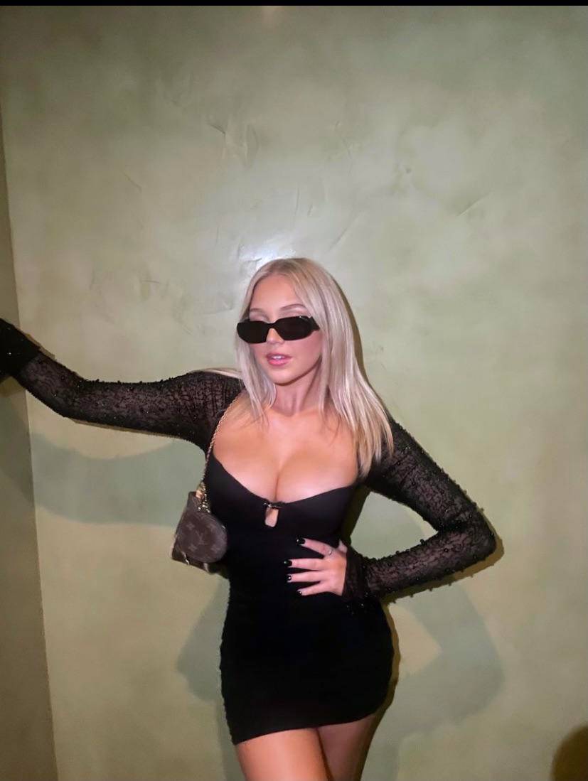 Busty blonde | Scrolller