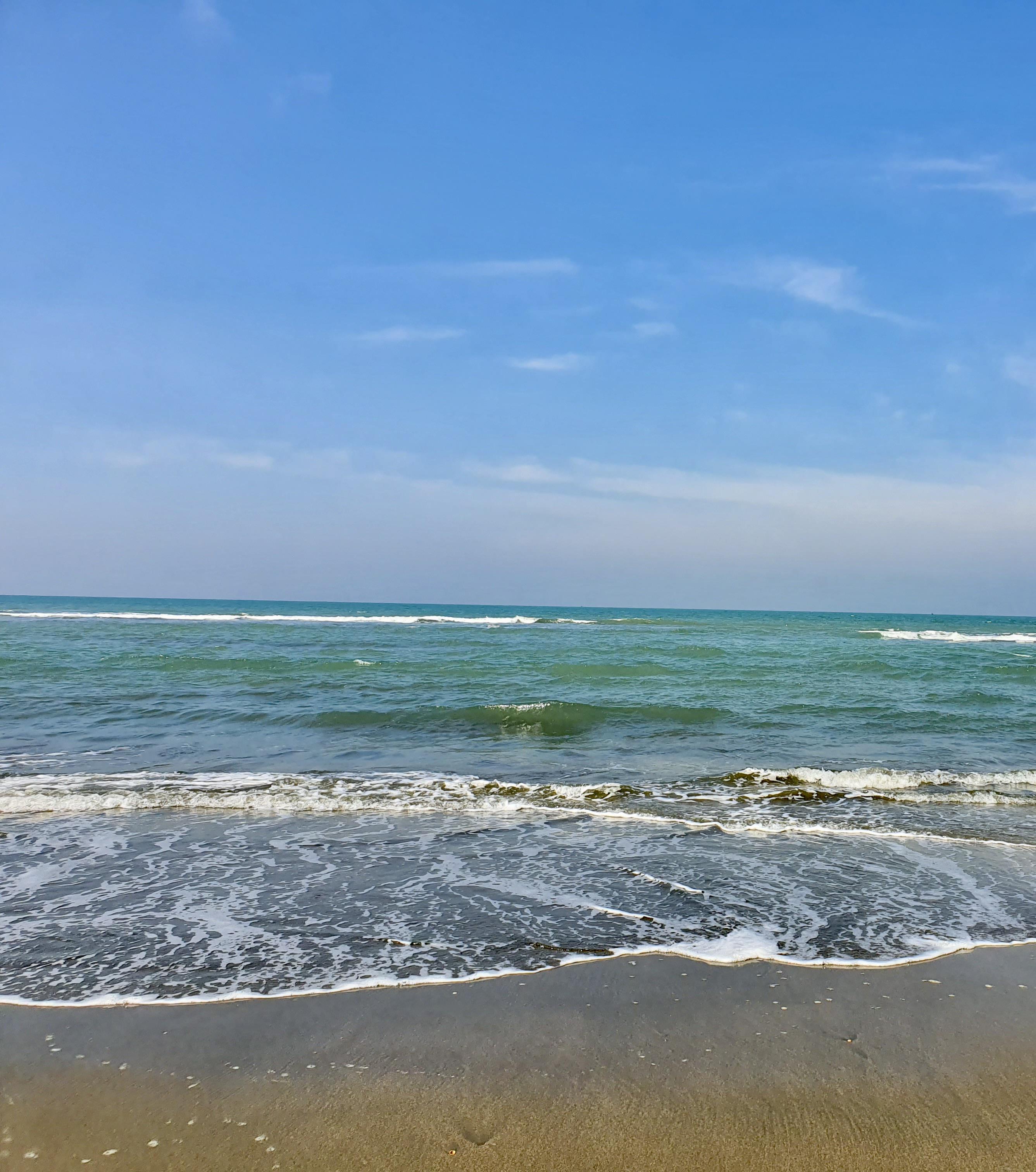 Calm blue waves, CXB, BD [OC] 🌊 | Scrolller