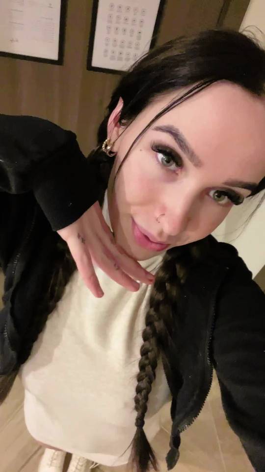 Can I be your roommate, the one you secretly pound every night | Scrolller