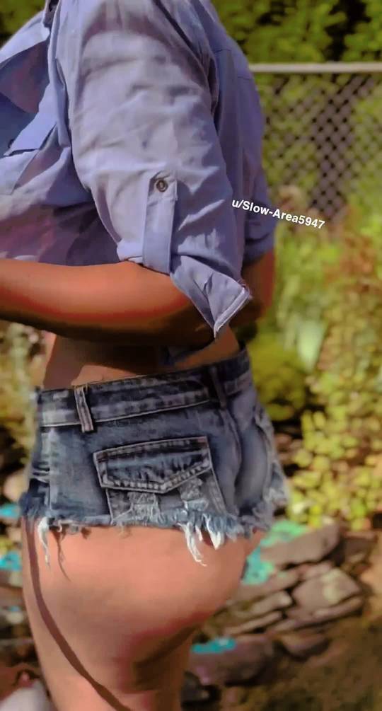 Can i sit on your face ? 😍 | Scrolller