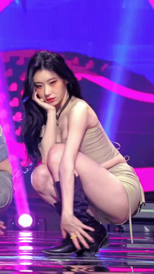 Chaeryeong | Scrolller