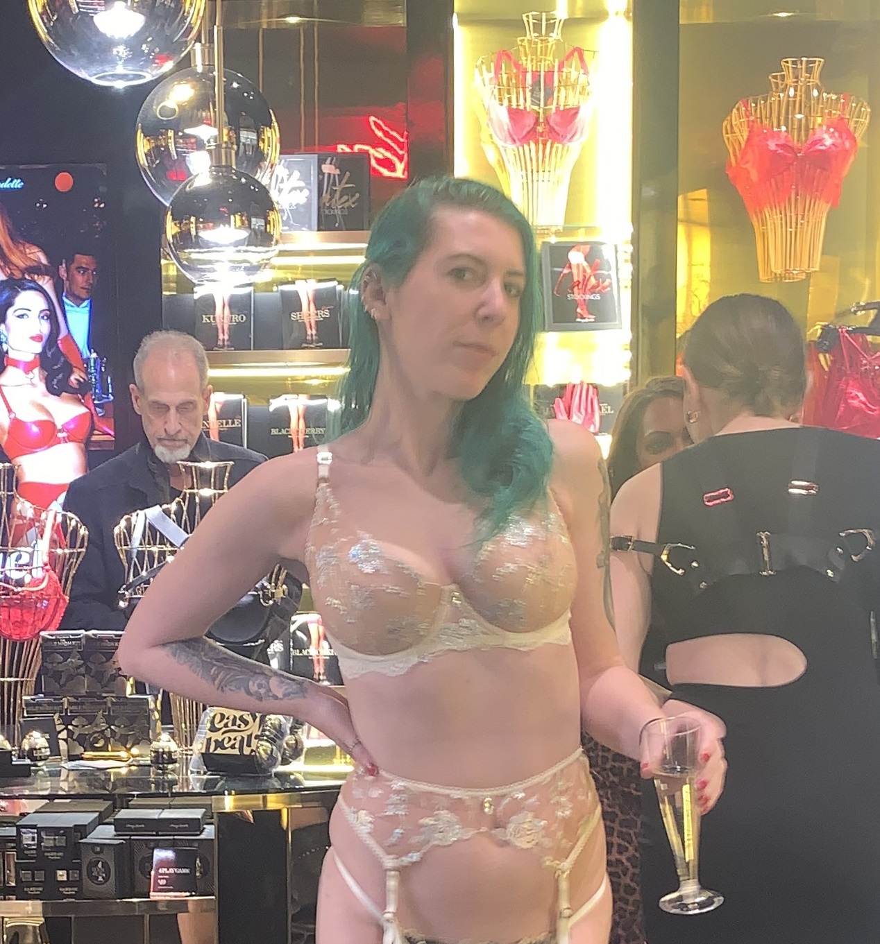 Champagne garter | Scrolller