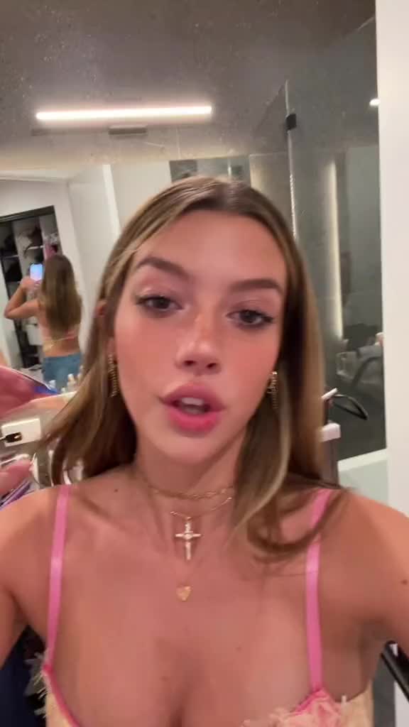 Cleavage in lace top | Scrolller