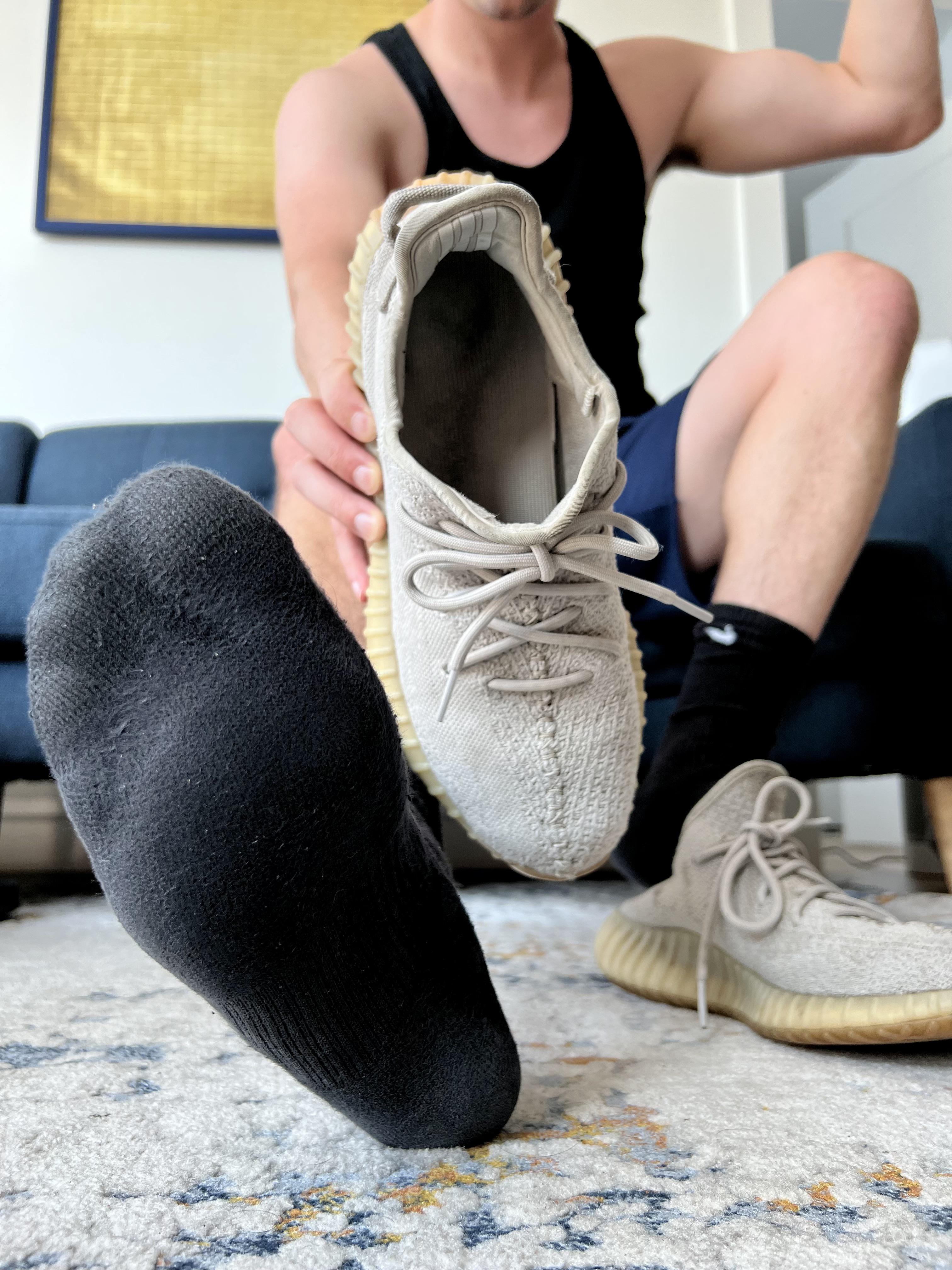 Come get dominated by my feet, pits, and muscles. 😈💪🏼 | Scrolller