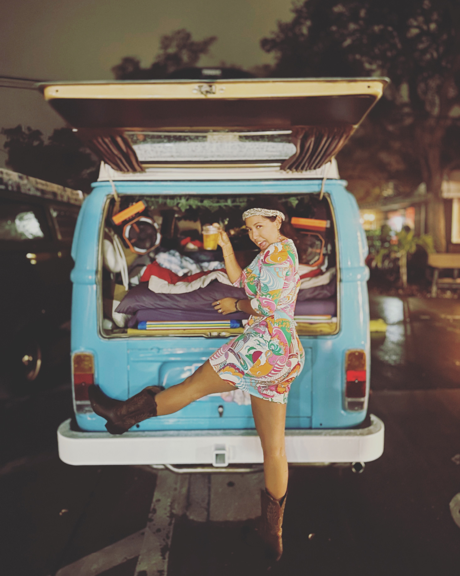 Come hang out with me in the back of my van, I've got the goodies | Scrolller