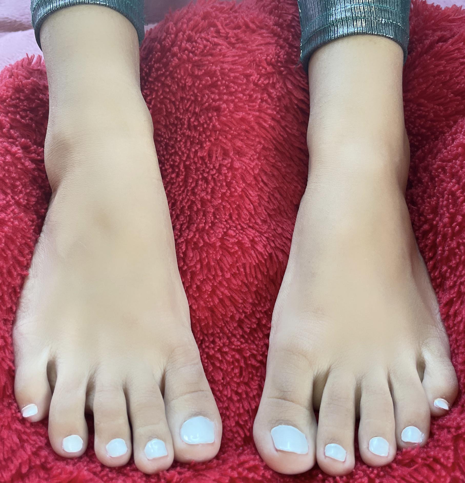 Come over here & start kissing my toes. | Scrolller