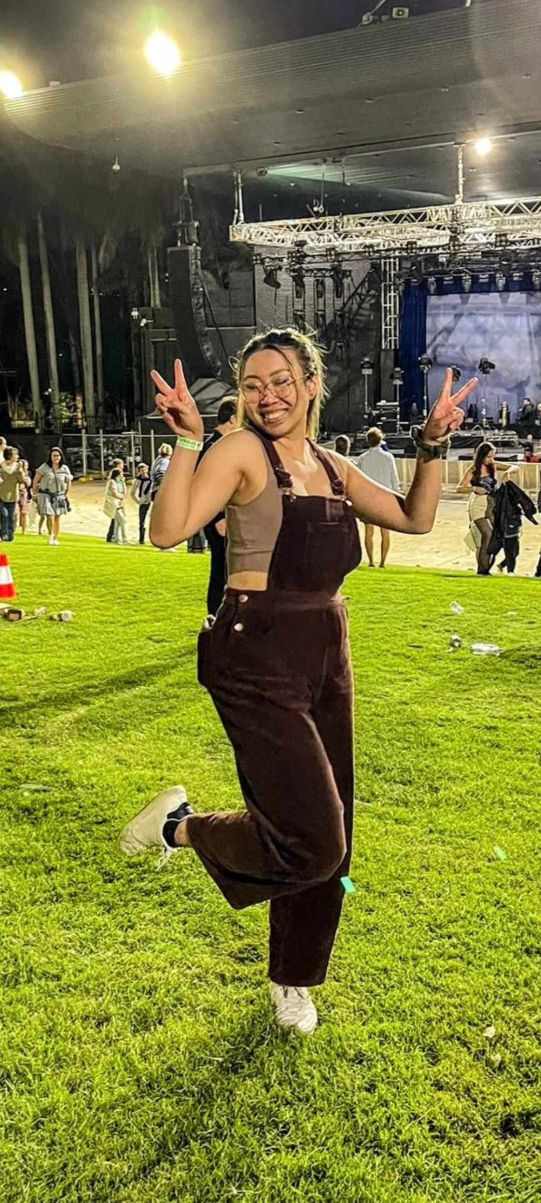 Concert girl | Scrolller