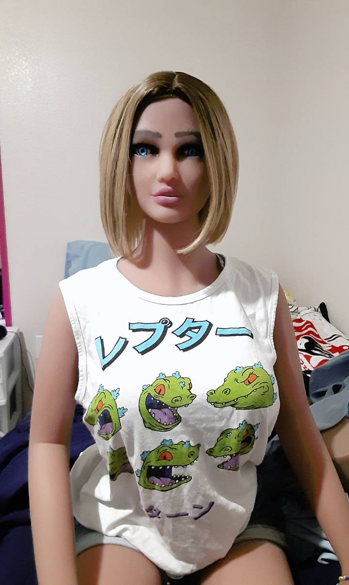 courtney sitting on the bed | Scrolller