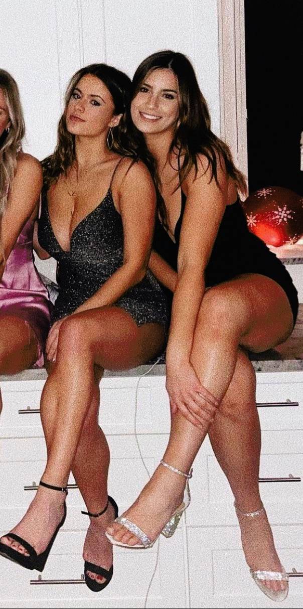 Crossing legs | Scrolller