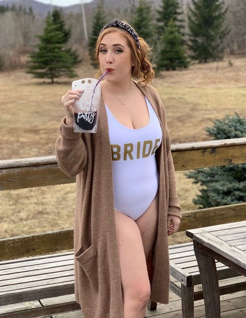 Curvy redhead | Scrolller