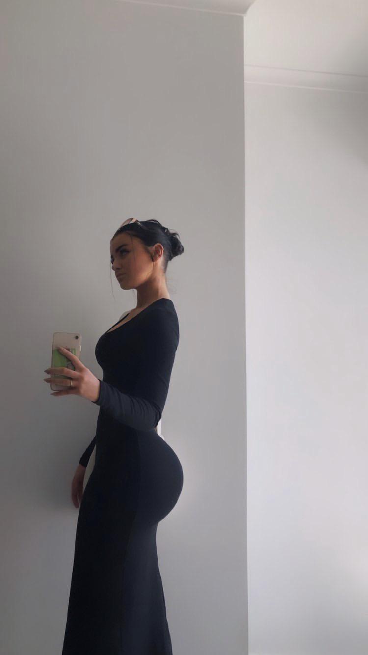 Curvy selfie | Scrolller